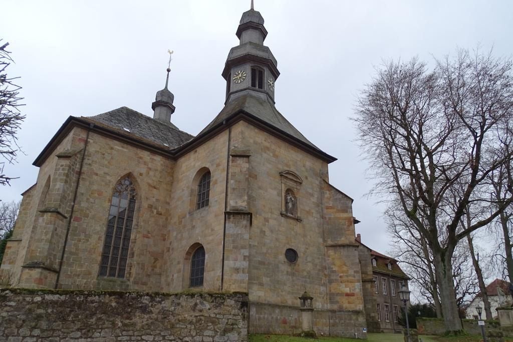 Priester helfen in Notlage aus