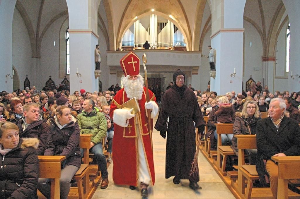 Nikolaus verteilt 320 Tüten in Leer