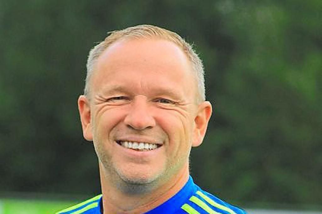 Asche wirft die Brocken hin