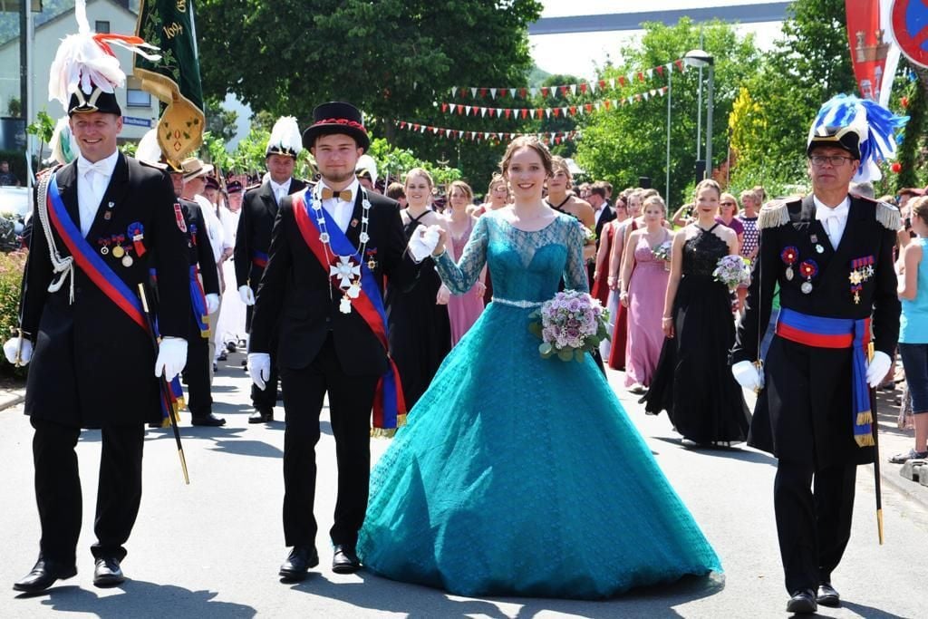 Regentin bezaubert in Spitzenrobe