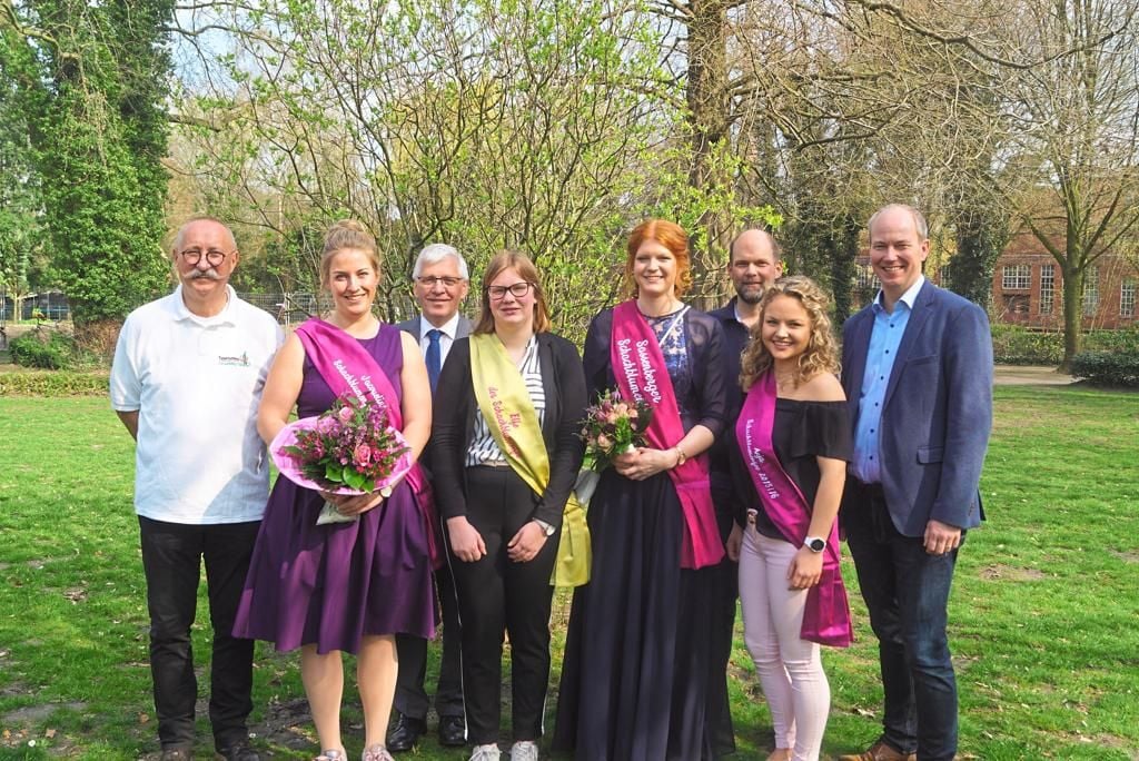 Sarah grüßt als Schachblumenfee