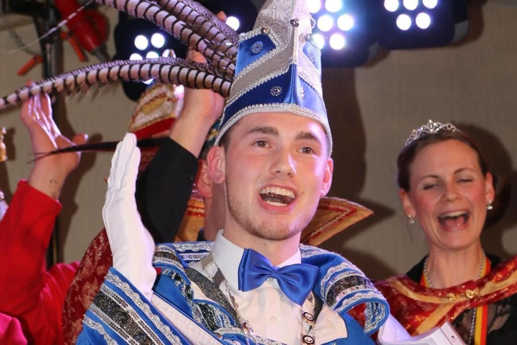 Fallschirmspringer landet auf dem Thron