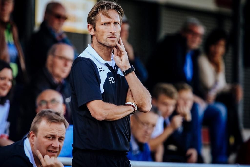 Dammeier nimmt auf der Tribüne Platz