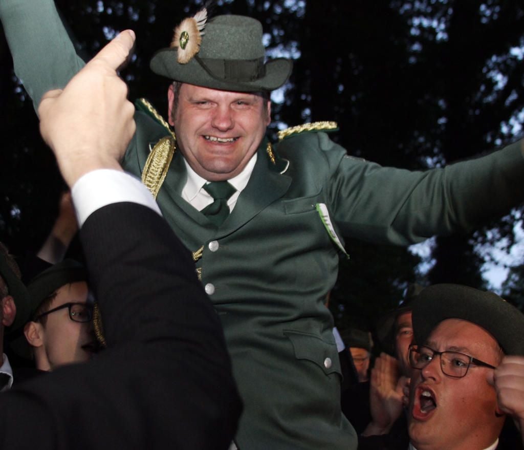 Oberst Christian Mensing befördert sich zum König