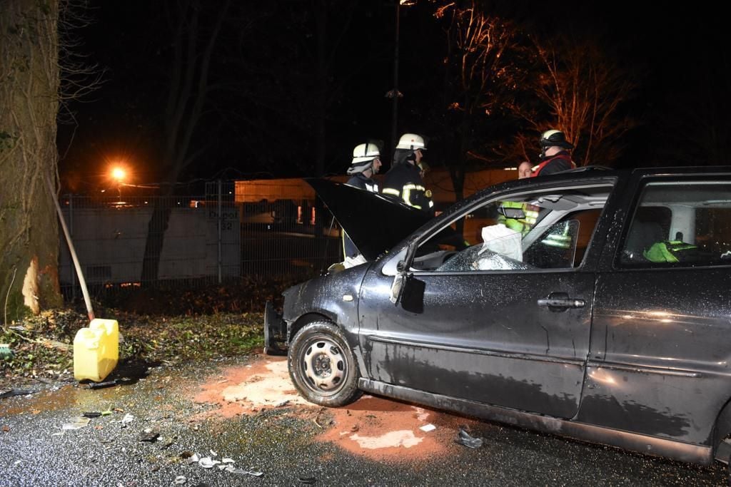 Auto prallt gegen Baum