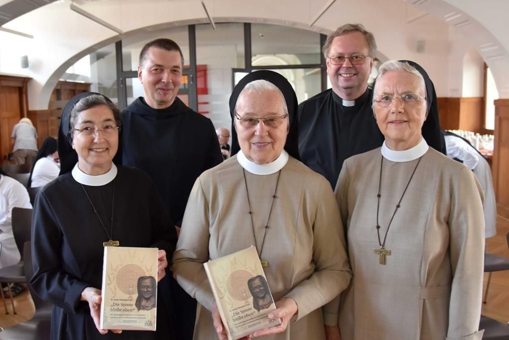 Schwester Carola stellt Buch vor