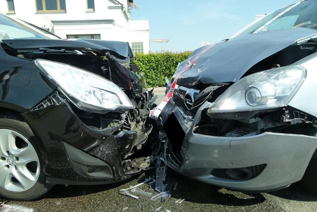 Zwei Verletzte nach Frontalunfall