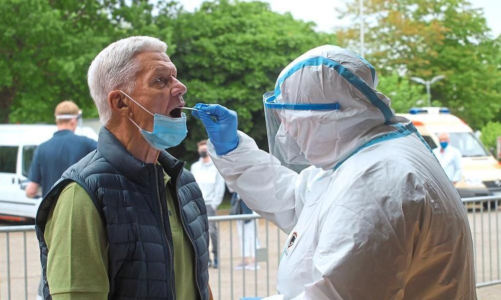 Der Abstrich vor der Abreise in der Corona-Teststelle