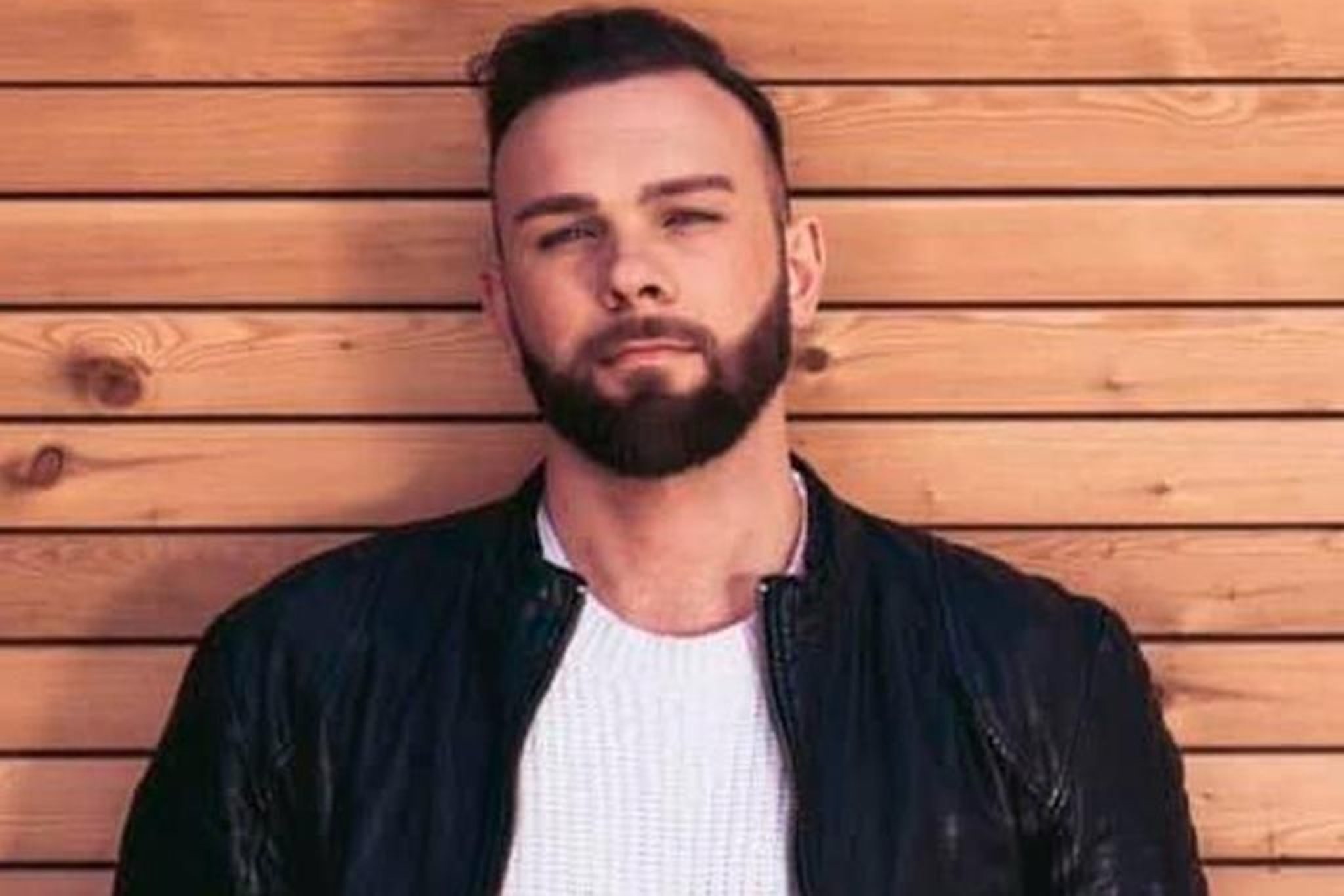 Joshua Tappe singt im Biergarten