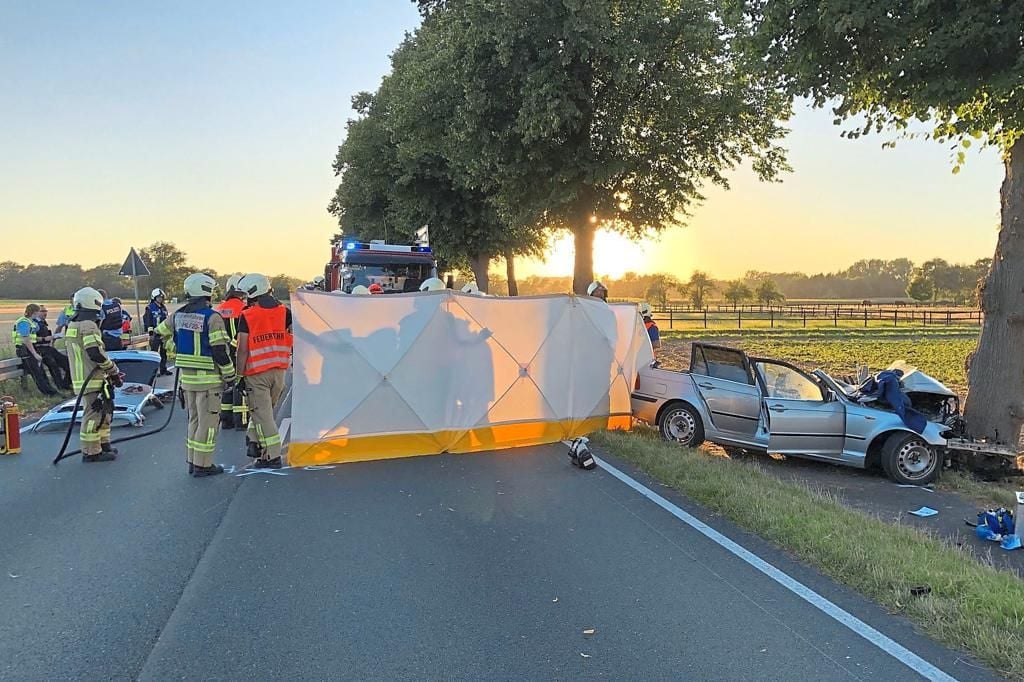 Auto prallt frontal gegen Baum