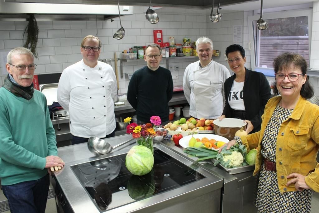 Profiköche tischen Bedürftigen auf