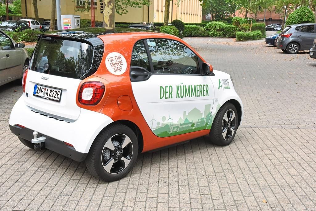 Kümmerer nimmt die Tonne Huckepack