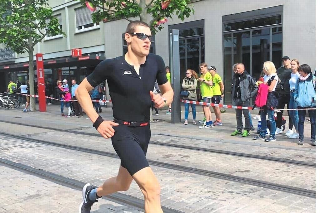 Luca Heerdt mit müden Beinen in die Uni Bochum