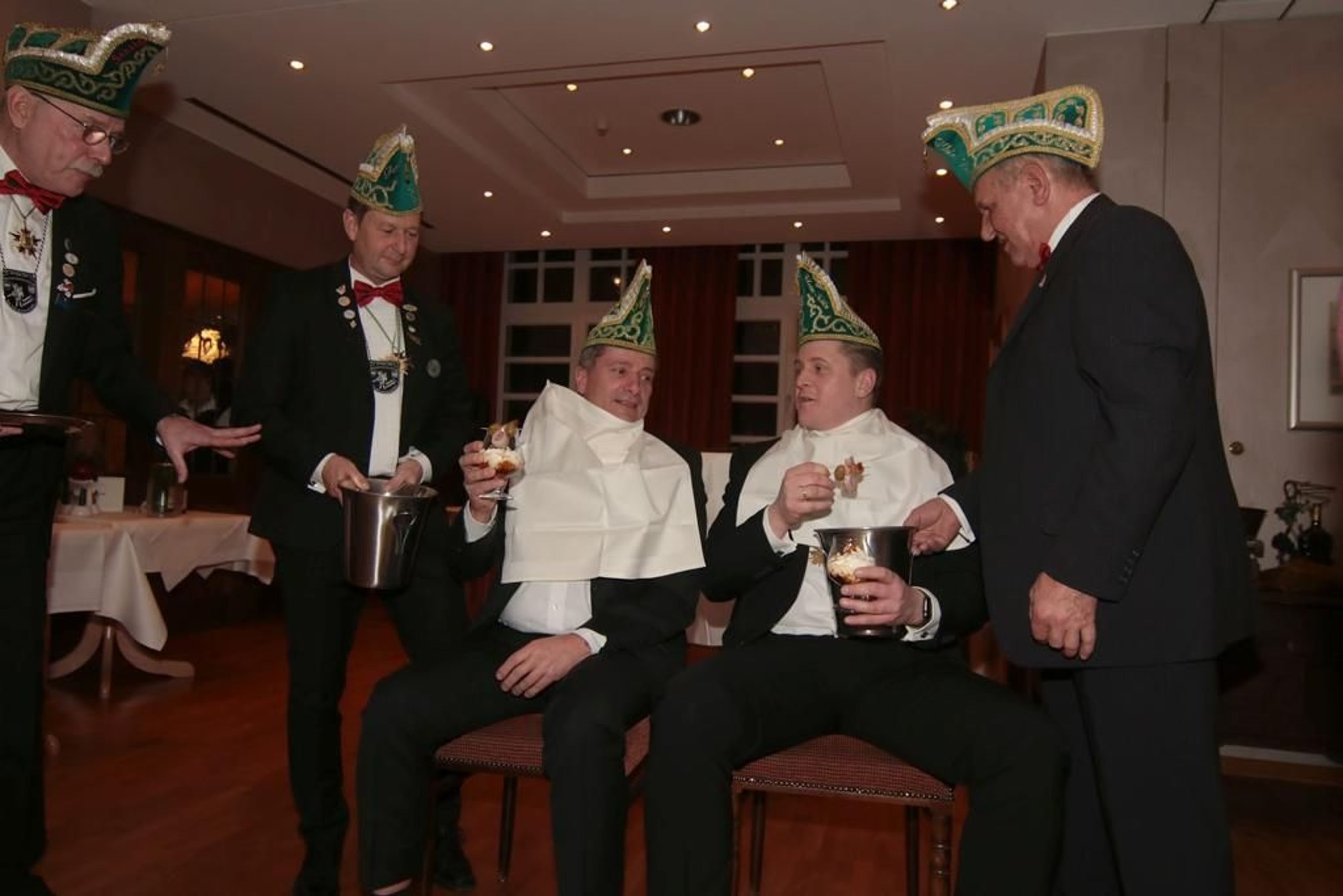 Schwippe und Dylus im erlauchten Kreis