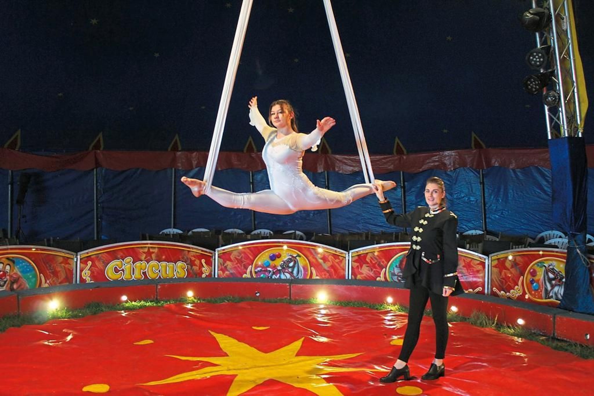 Akrobatik, Balance und Feuer-Show