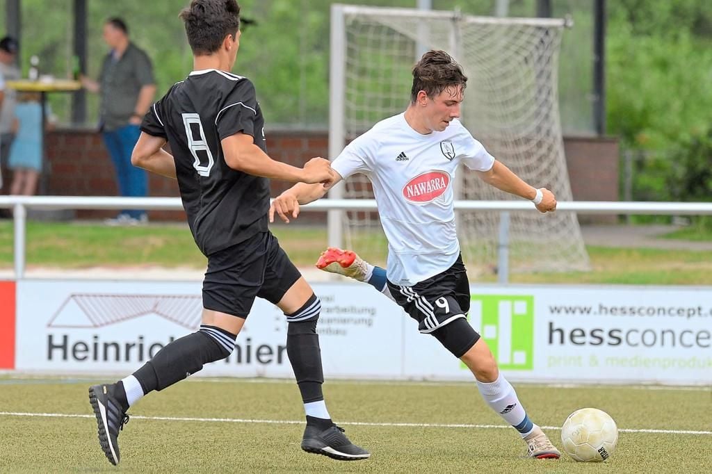 Kader ist spitz auf Knopf genäht