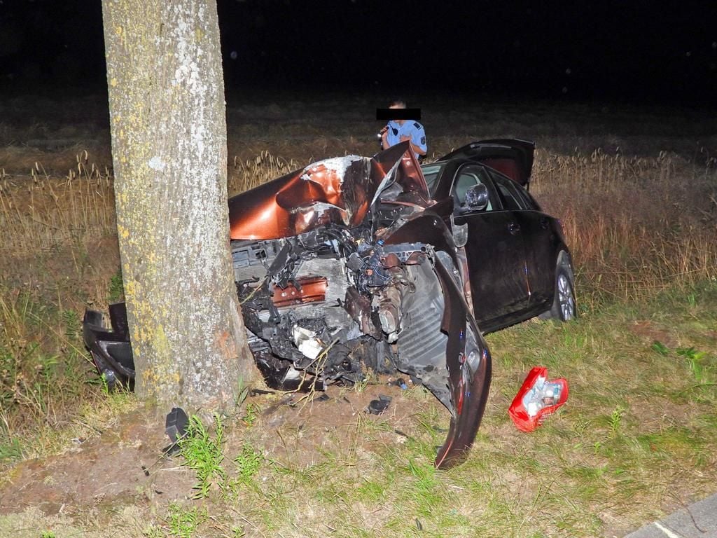 Frontal gegen einen Baum gefahren