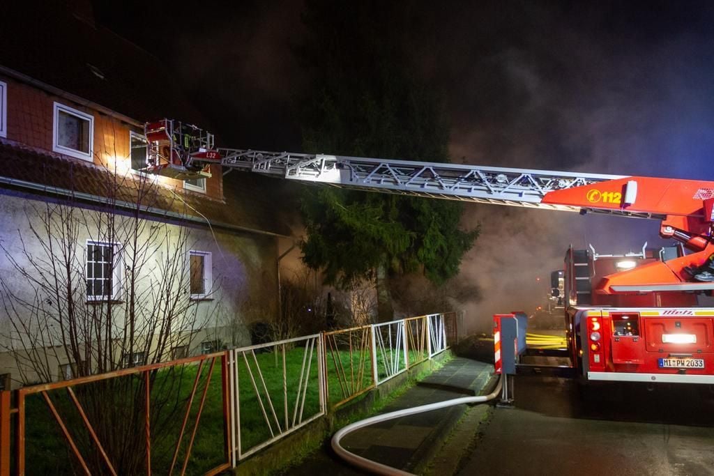 Feuerwehr rettet Menschen aus brennendem Haus