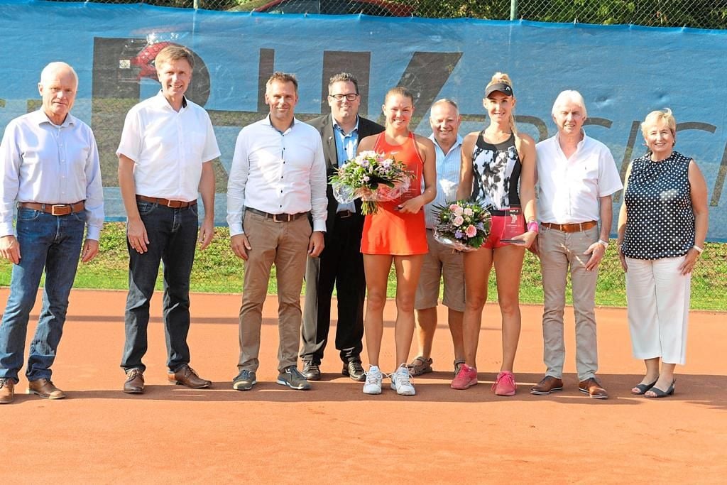 Marina Melnikova feiert das Triple