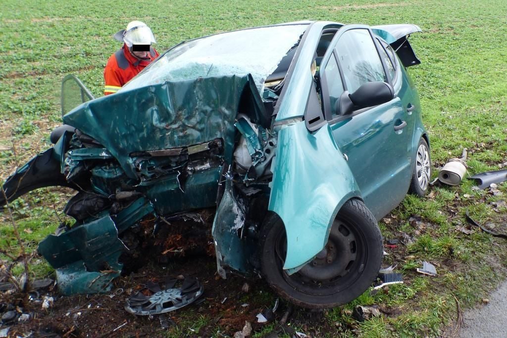 Autofahrerin stirbt nach schwerem Verkehrsunfall