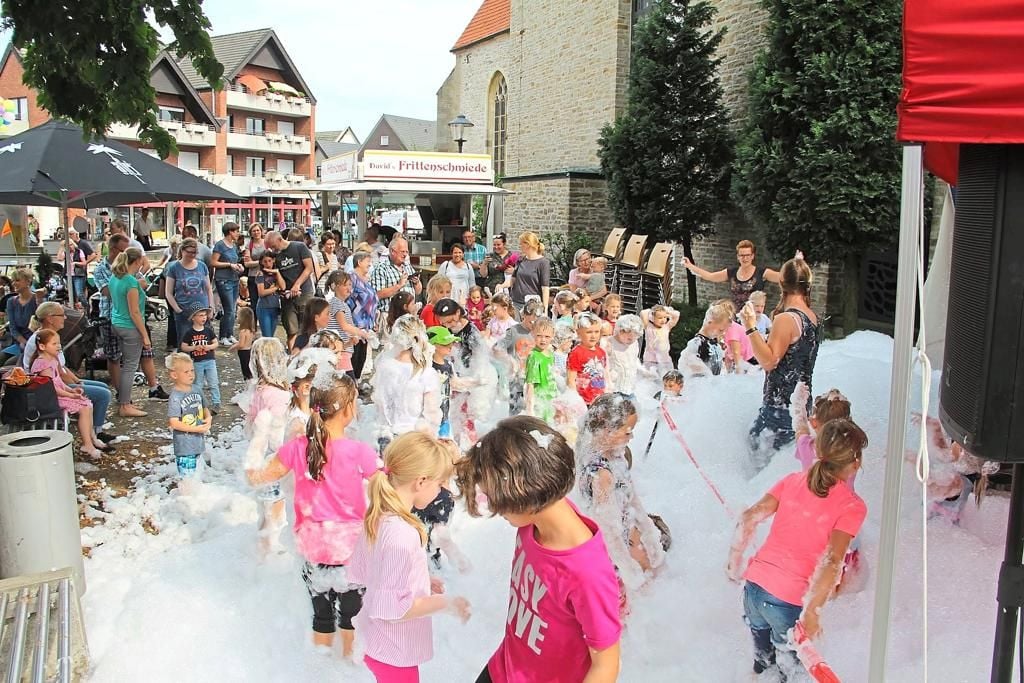 Schaumparty zum „Geburtstag“