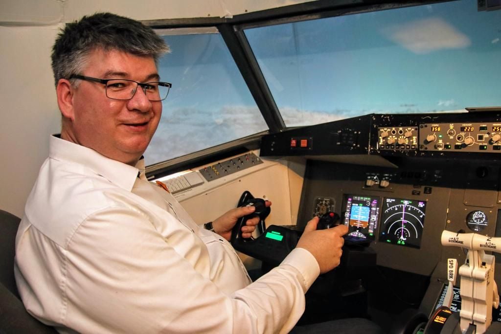 Gregor Hülsken fliegt mit dem Simulator um die Welt