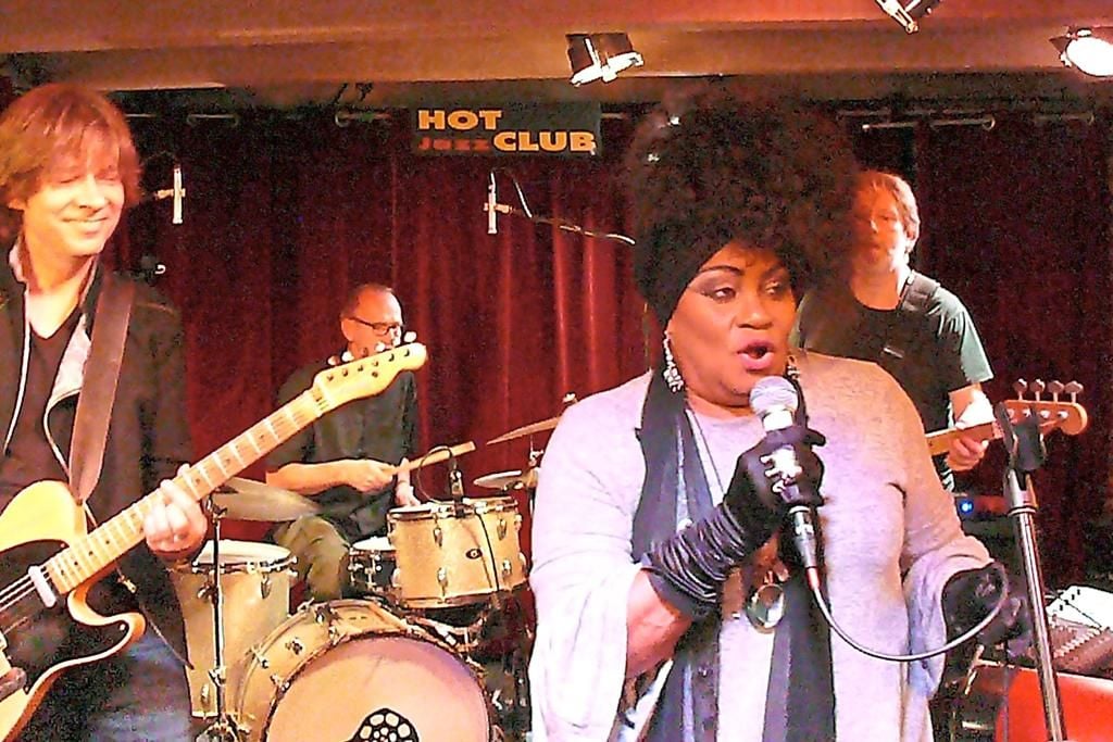 Harriet Lewis haucht, röhrt und swingt