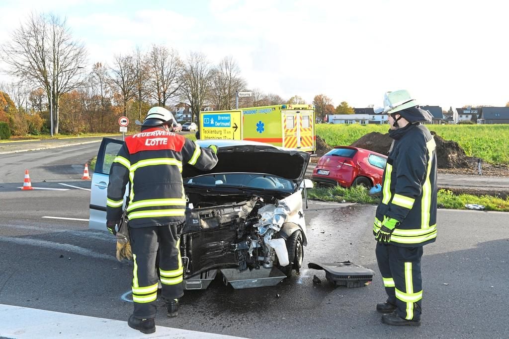 Kollision auf Kreuzung fordert zwei Verletzte