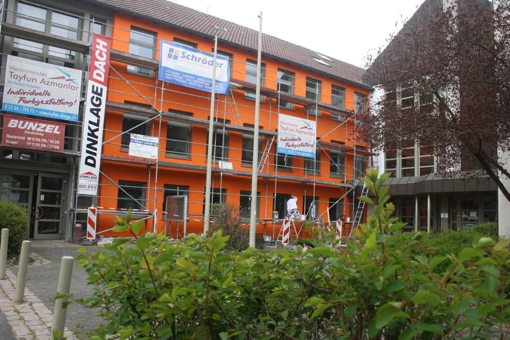 Rathaus leuchtet knallorange