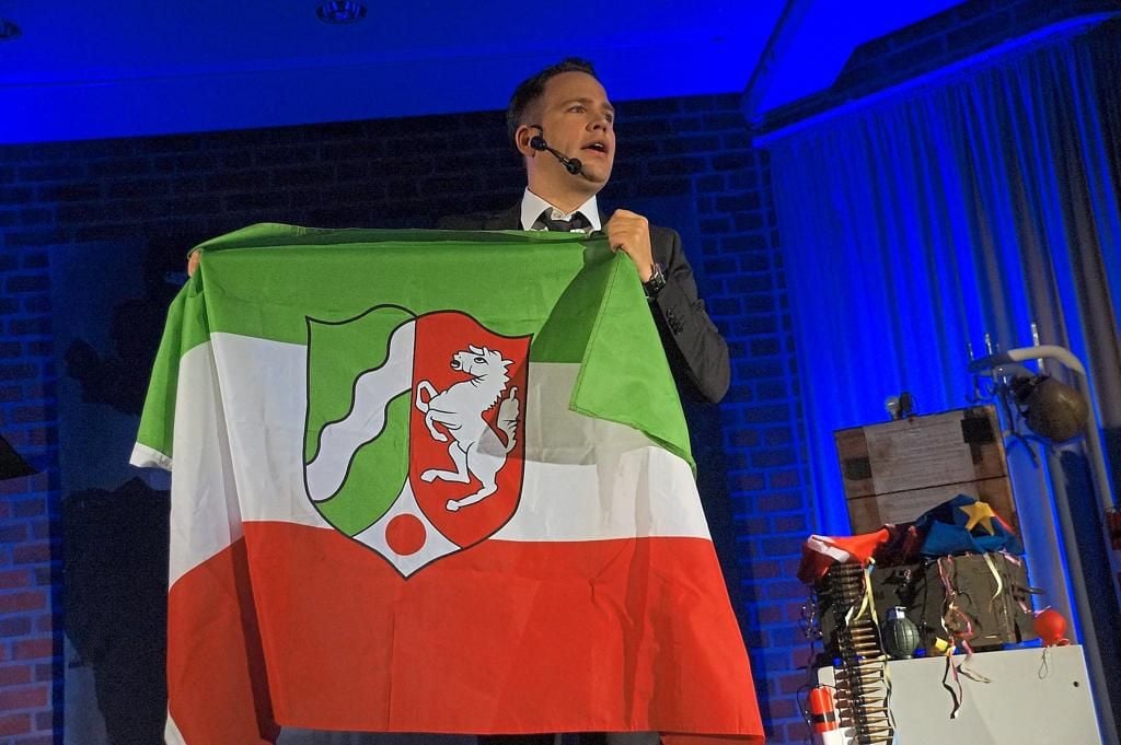 Mit Patronen, Granaten und Dynamit