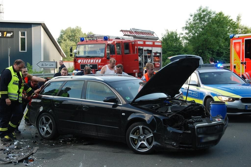 Drei Autos in B64-Unfall verwickelt: Frau schwer verletzt