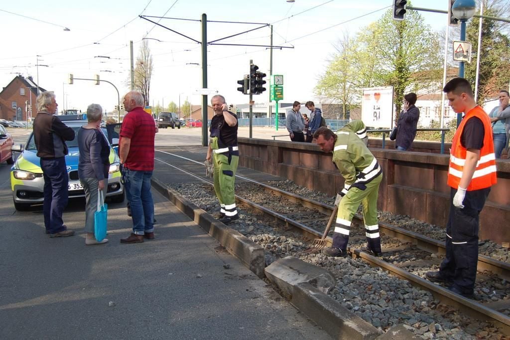Auto landet im Gleisbett