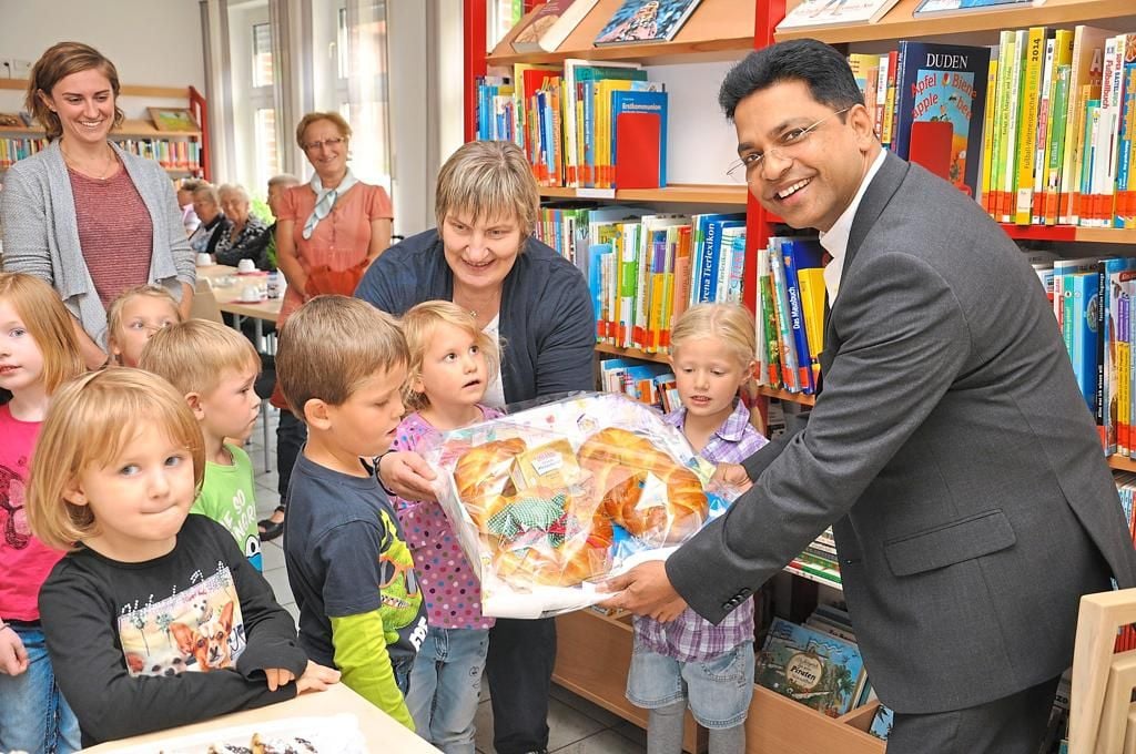 Viele gratulieren Pater Joy