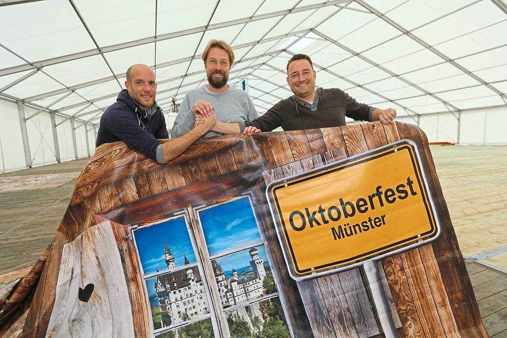 Das Zelt steht schon - die Sitzplätze werden knapp Das Zelt steht schon - die Sitzplätze werden knapp