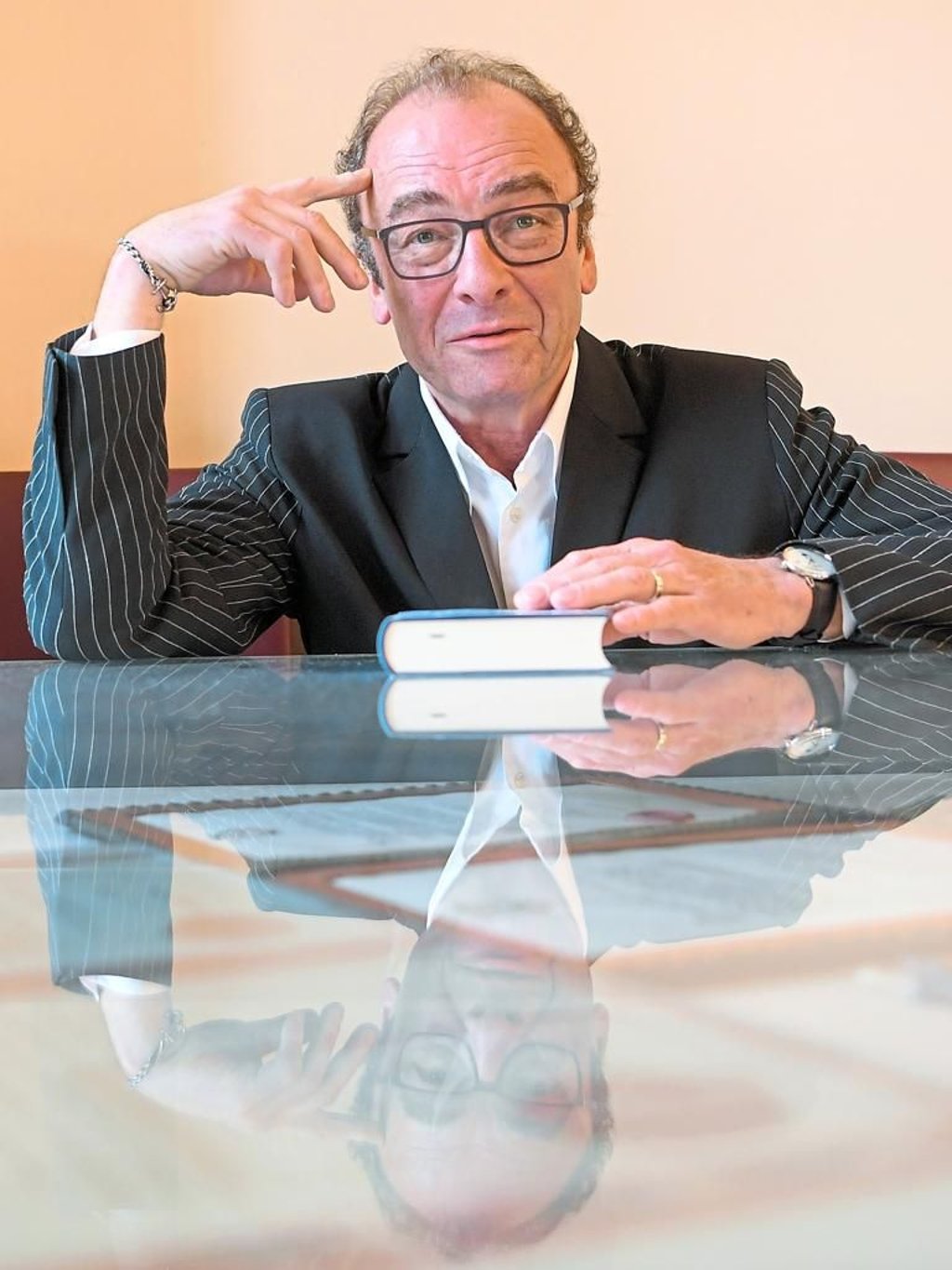 Robert Menasse gewinnt mit dem Roman „Die Hauptstadt“ den Deutschen ...