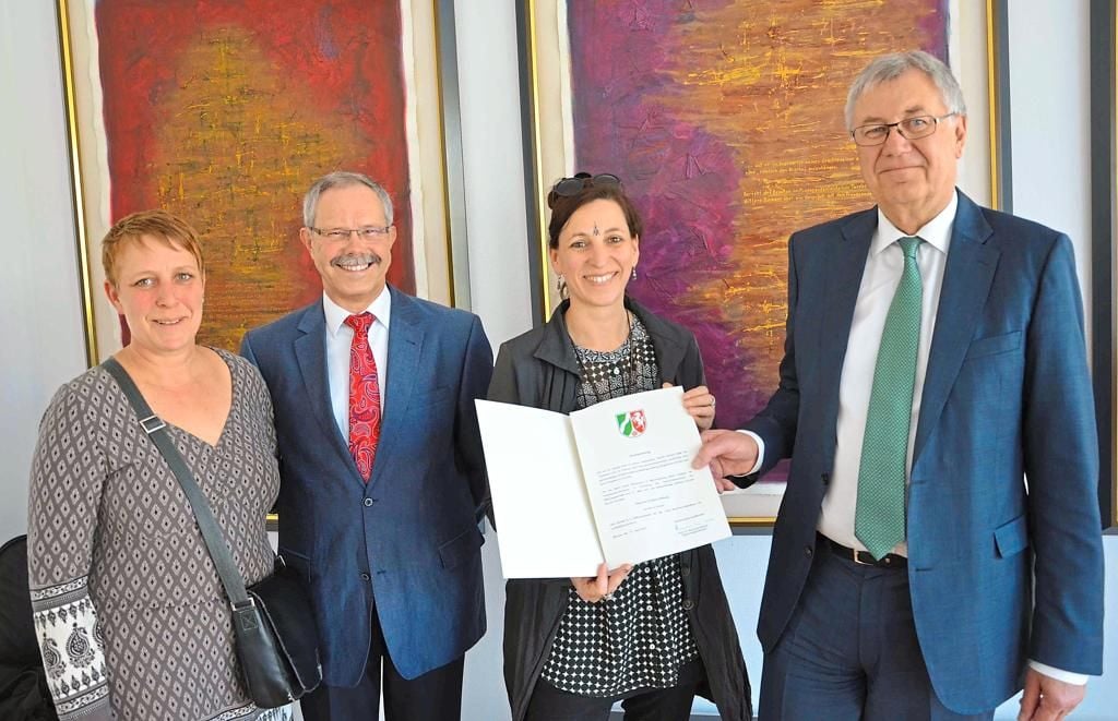 Klenke übergibt Urkunde