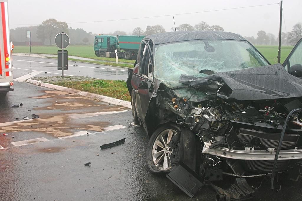 Trotz eingeschalteter Ampel: Pkw stößt mit Lastwagen zusammen