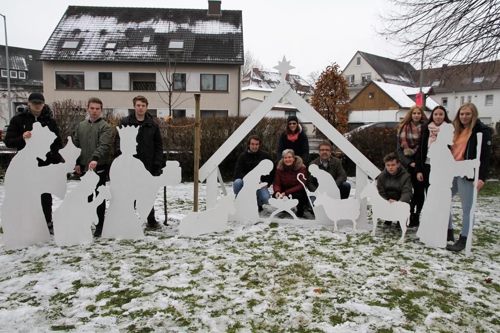 Schüler bauen Krippe
