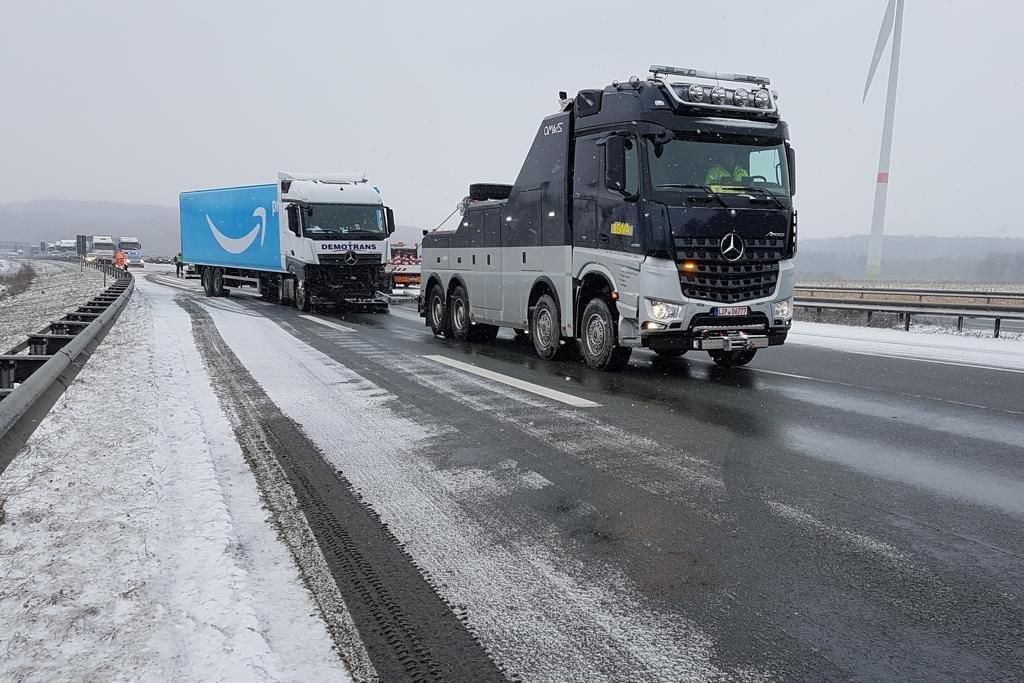 Mehrere Glatteisunfälle: Lkw kracht in Leitplanke