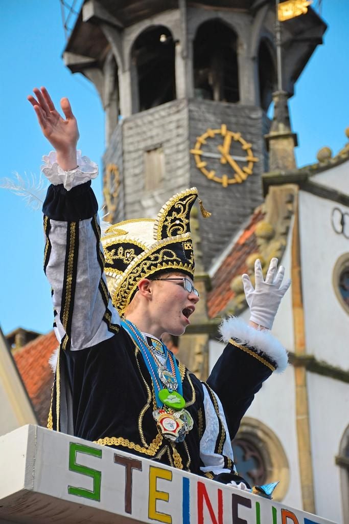 Jecken strahlen mit der Sonne um die Wette