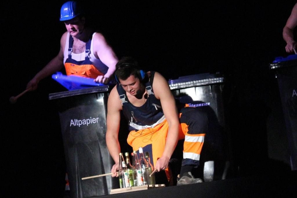 Musik auf Mülltonnen