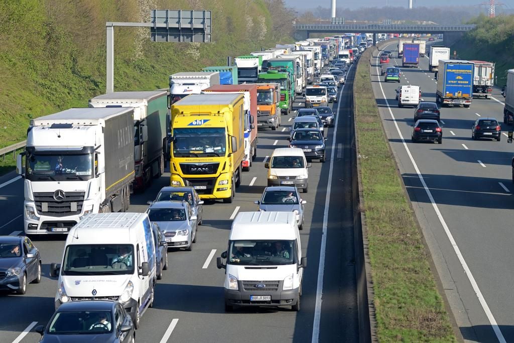 Autobahn 1 am Wochenende gesperrt