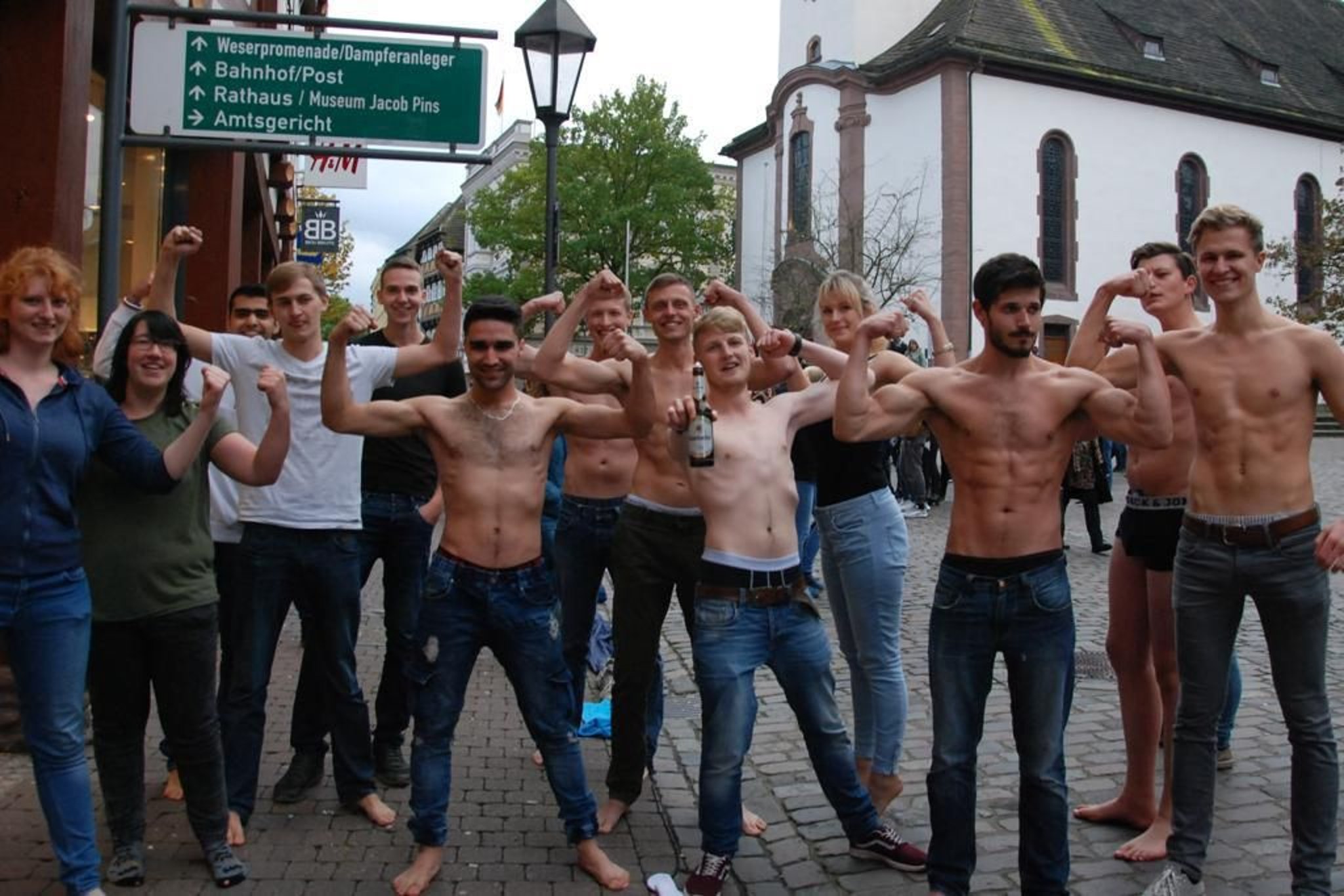 Kleiderkette und Sixpack-Parade der Erstsemester