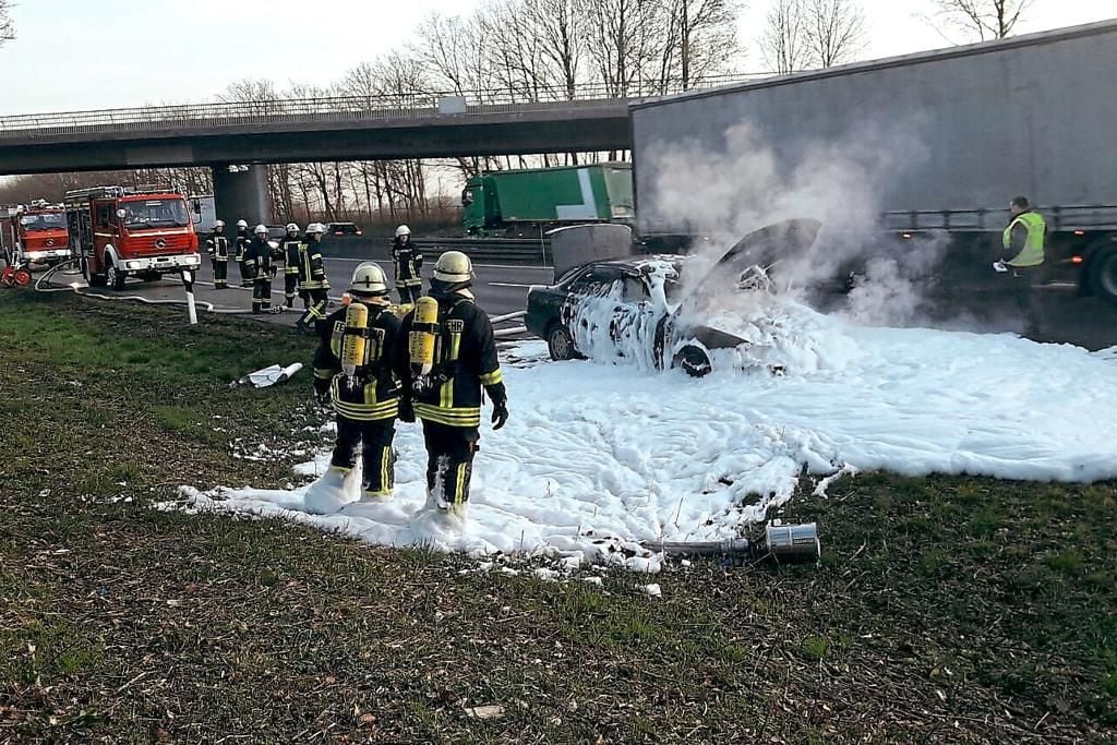 Feuerwehr löscht brennendes Auto