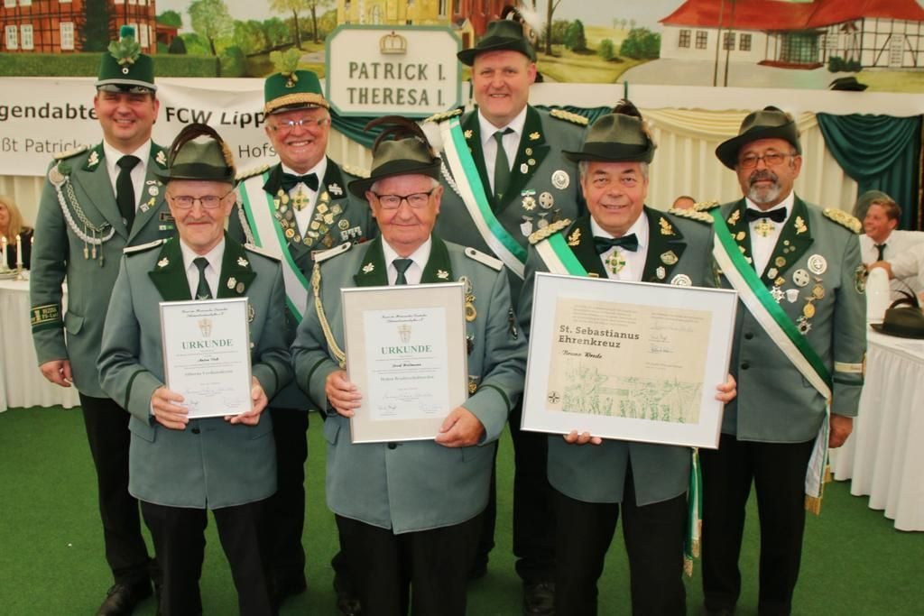 Ehrenkreuz für Ehrenoberst