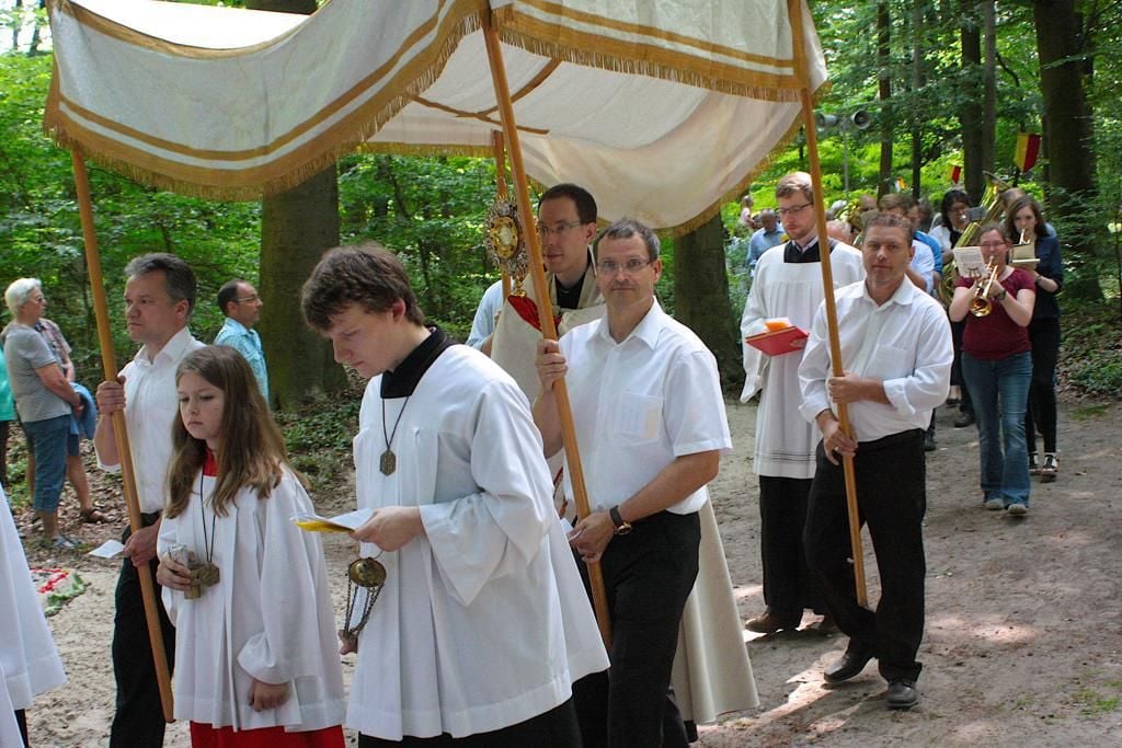 400 Gläubige bei Fronleichnams-Prozession