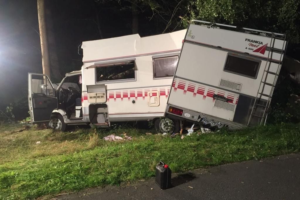Mit Wohnmobil gegen Baum geprallt