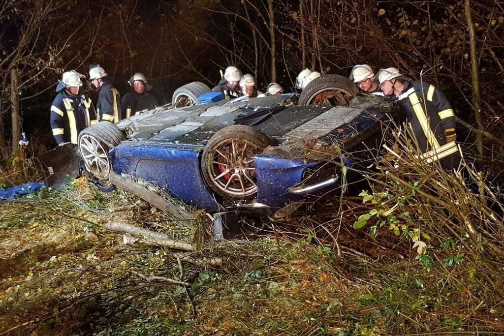 Porsche-Fahrer überschlägt sich Porsche-Fahrer überschlägt sich