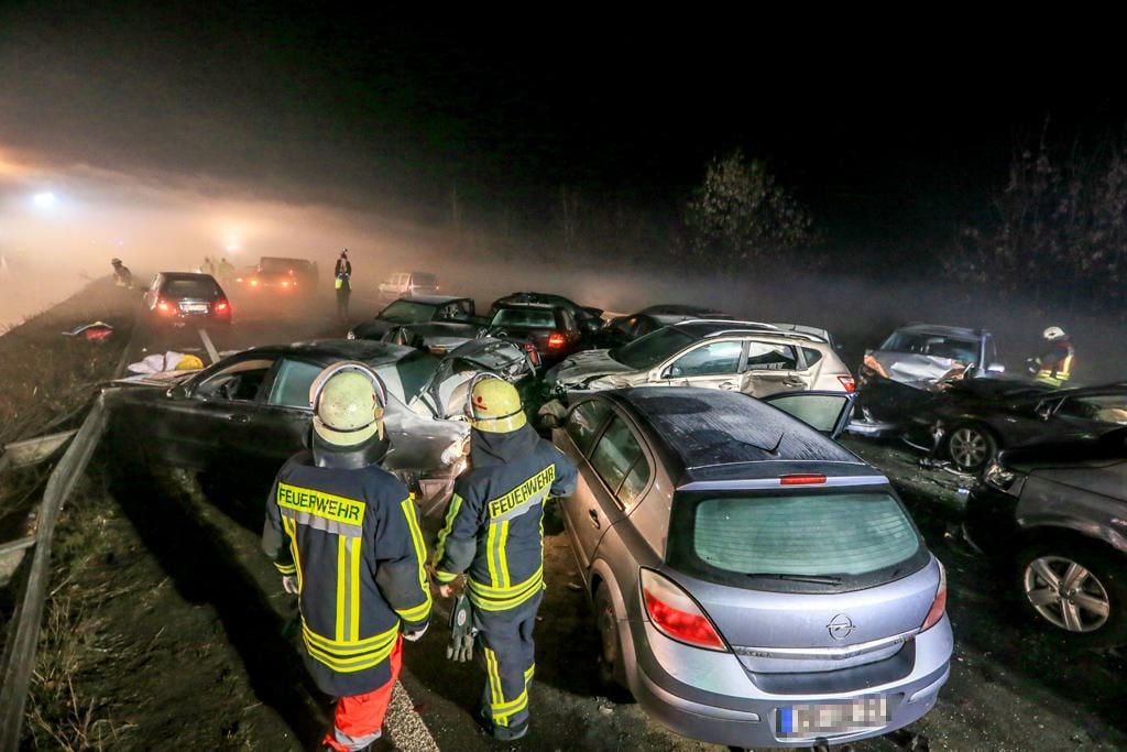 Ein Toter und viele Verletzte bei Massenkarambolage auf der A33