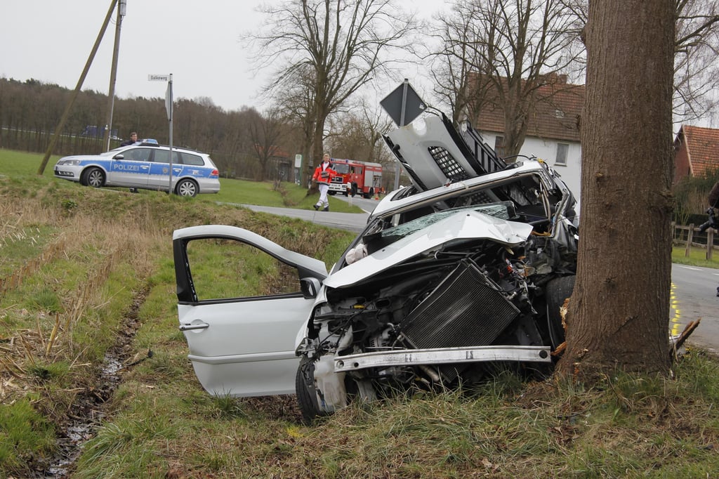 Feuerwehr befreit Autofahrerin aus zerstörtem Wrack